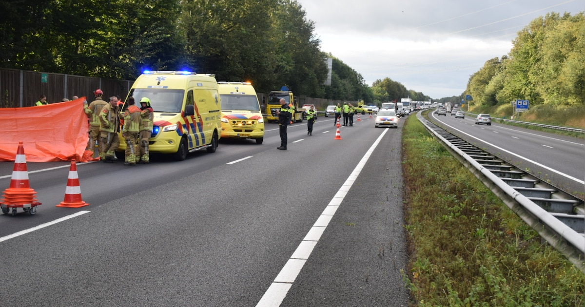 Automobilist wordt onwel, komt onder vrachtwagen terecht en overlijdt op A73 | Gennep | De ...