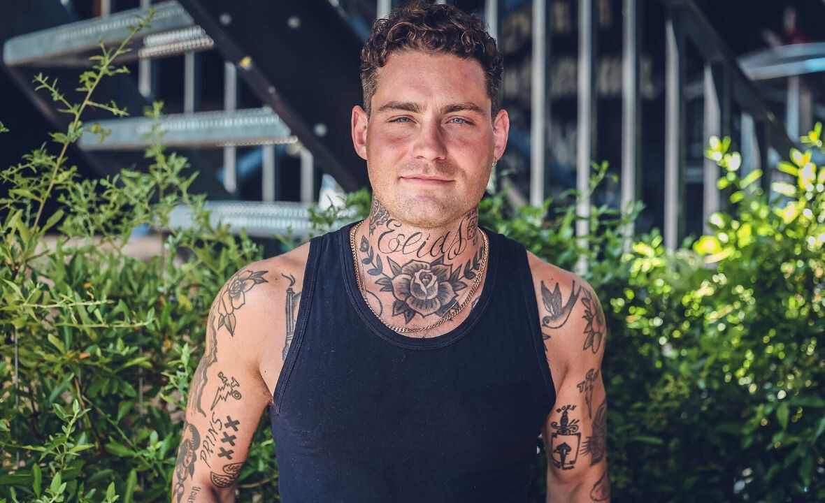 Douwe Bob betrokken bij motorongeval en Martien zet het op een gillen ...