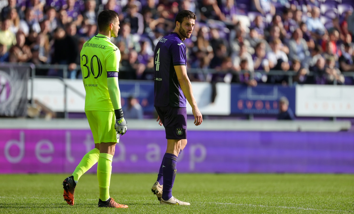Robin Veldman wint met Anderlecht ondanks eigen goal Wesley Hoedt ...