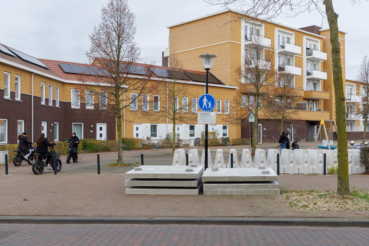 Met betonblokken en hekken zet dit parkje zich schrap voor ...