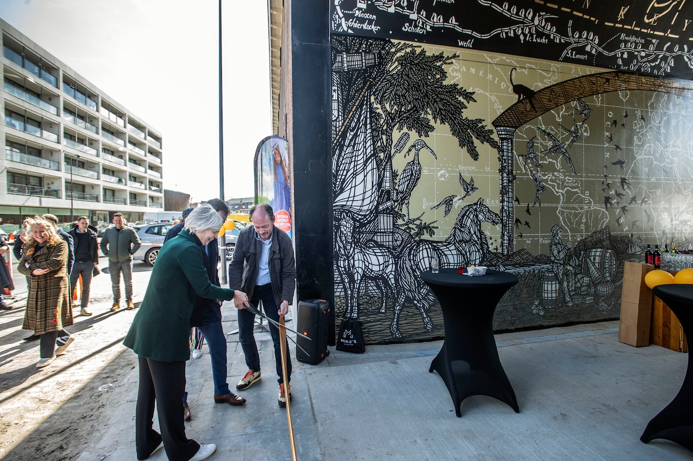Via de hoge poort in het woonblok aan de Keizerstraat loop je ...