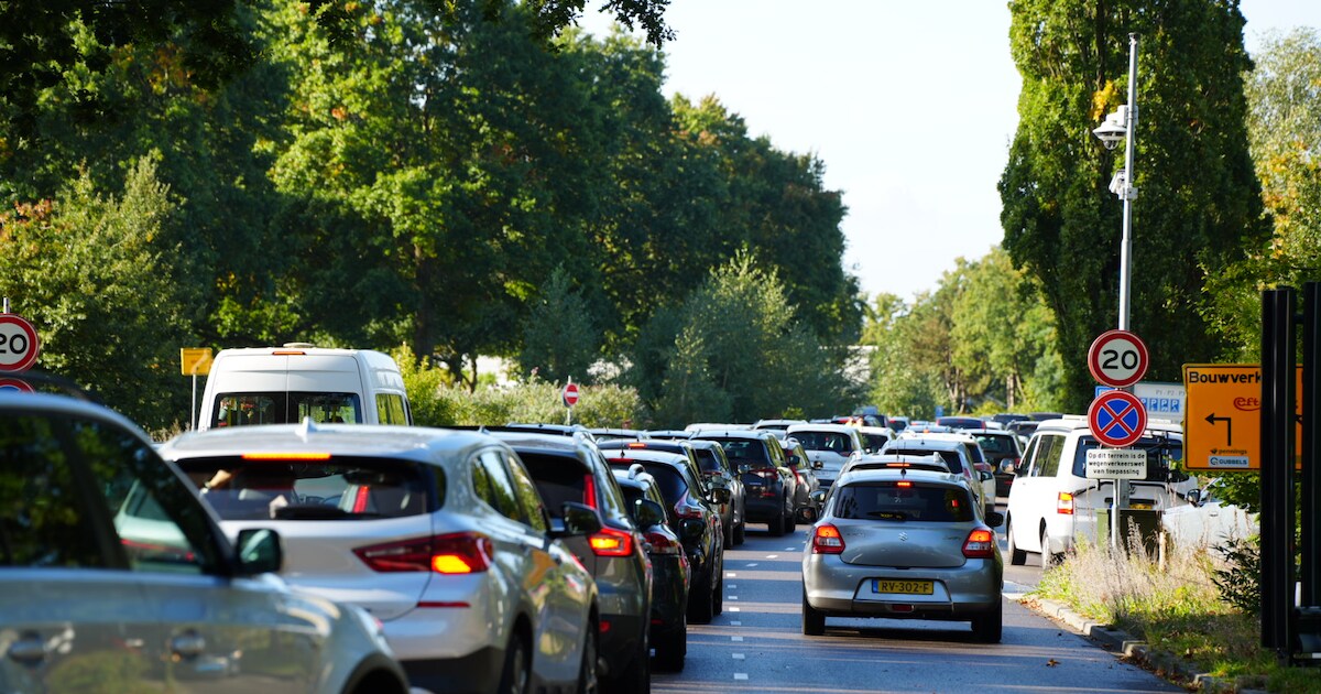 Geen vakantie of weekend, toch veel files en dringen op parkeerplaats ...