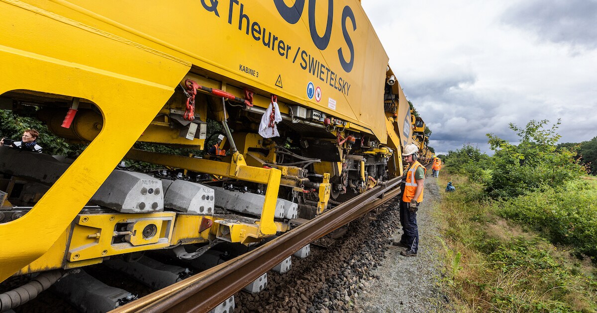 Imposante ombouwtrein rolt in slakkentempo en met donderend geraas door ...