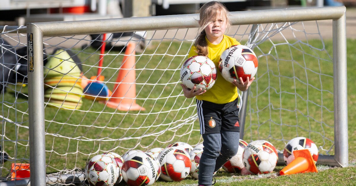 Jonge talenten leren voetbaltrucs bij DEO: snoepjes voor de mooiste ...