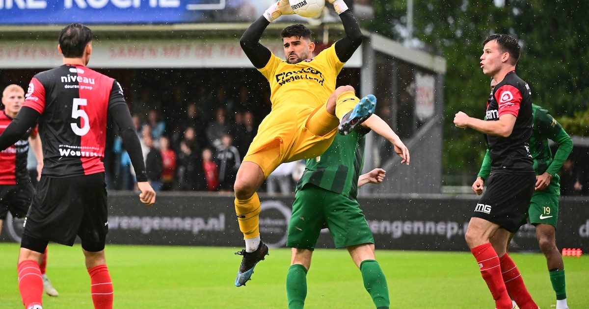 Keeper kopt in blessuretijd raak: hij rent dan al zijn teamgenoten ...