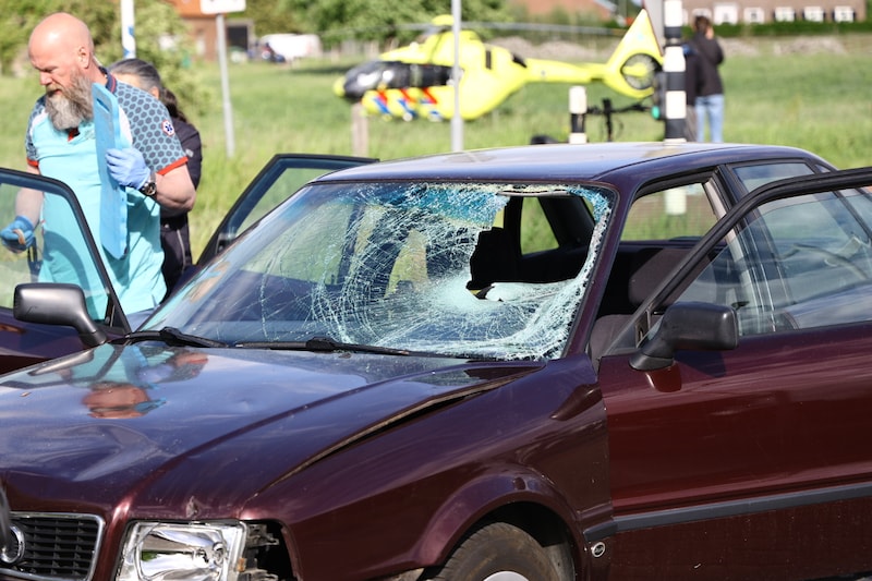 Fietser en auto botsen in Oeffelt, traumahelikopter opgeroepen | Regio ...