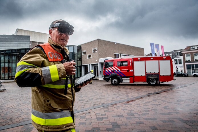 Brandoefening wordt steeds echter: brandweer zet theater ‘in brand’ met ...