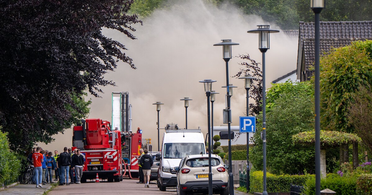 Vuur in woning in Nieuw-Dijk onder controle, maar brandweer laat huis ...