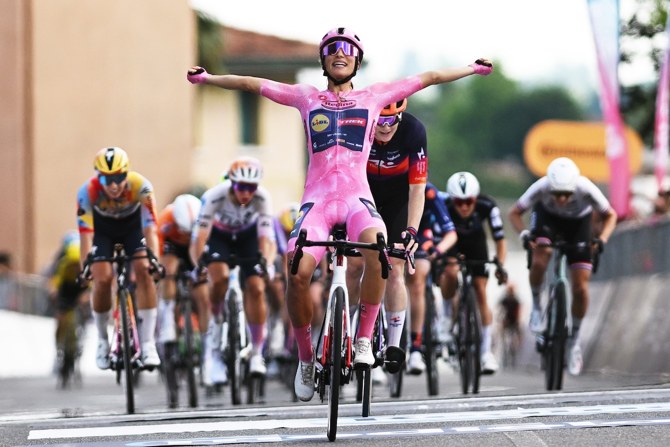 Drie op een rij voor Elisa Balsamo in Giro d’Italia: rozetruidraagster ...