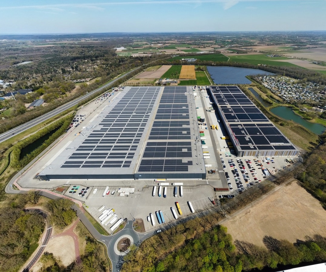 40.000 zonnepanelen voeden nu een megabatterij in dit grote ...