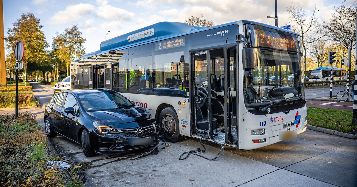 Auto en lijnbus in botsing op kruising in Nijmegen | Regio | De ...