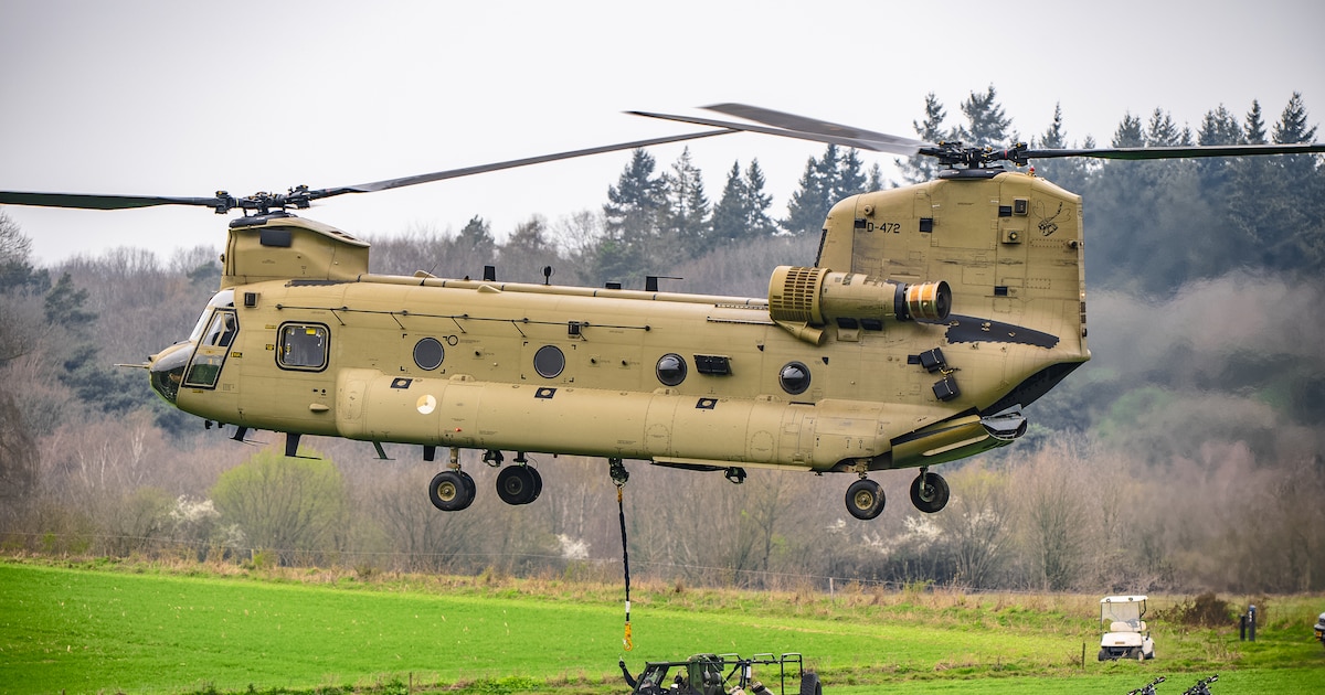 KIJK | Spectaculaire beelden van militaire oefening met Chinook ...