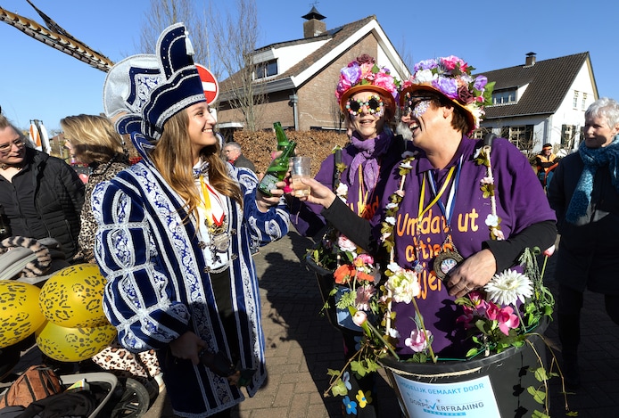 Impulsieve Anniek geniet als regentes van het Pannerdens carnaval ...