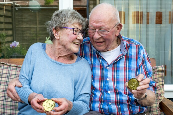 Leo en Nolda zijn al een leven lang lid van de ‘rode familie’ en daarvoor krijgen ze een ...