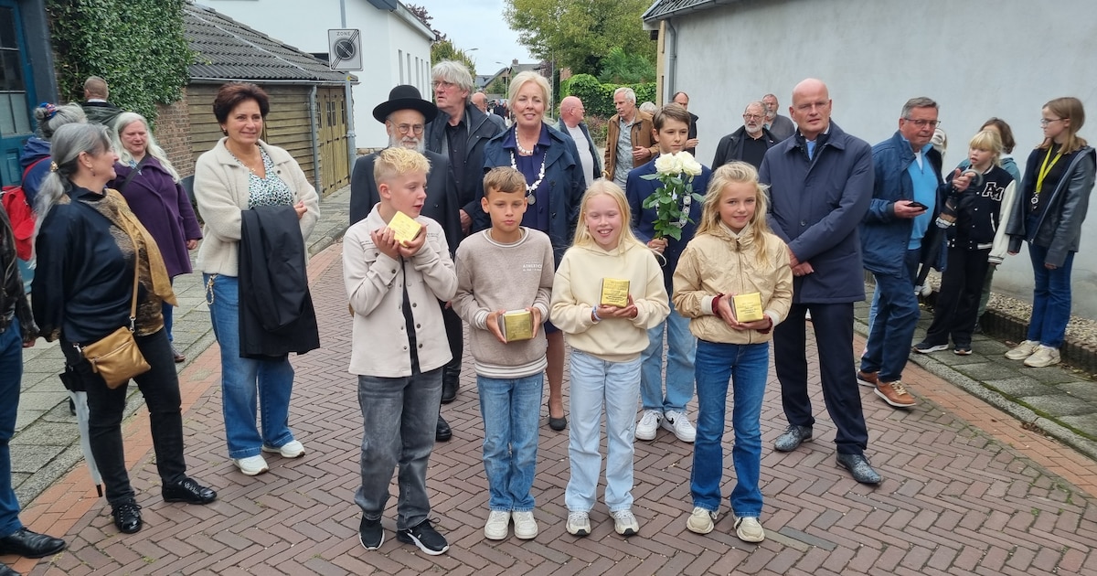 Vier stolpersteine in Lienden gelegd en eerbetoon voor vrijwilligers ...