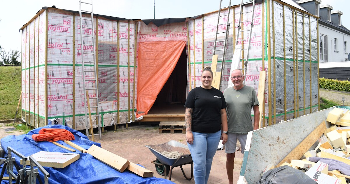 Demi (20) kan in het dorp geen woning vinden, dus bouwt ze in de tuin van haar ouders: ‘Alles ...