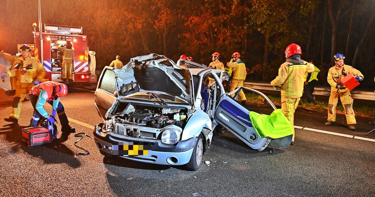 22-jarige bestuurder bekneld bij botsing op A2 bij Budel, twee personen ...
