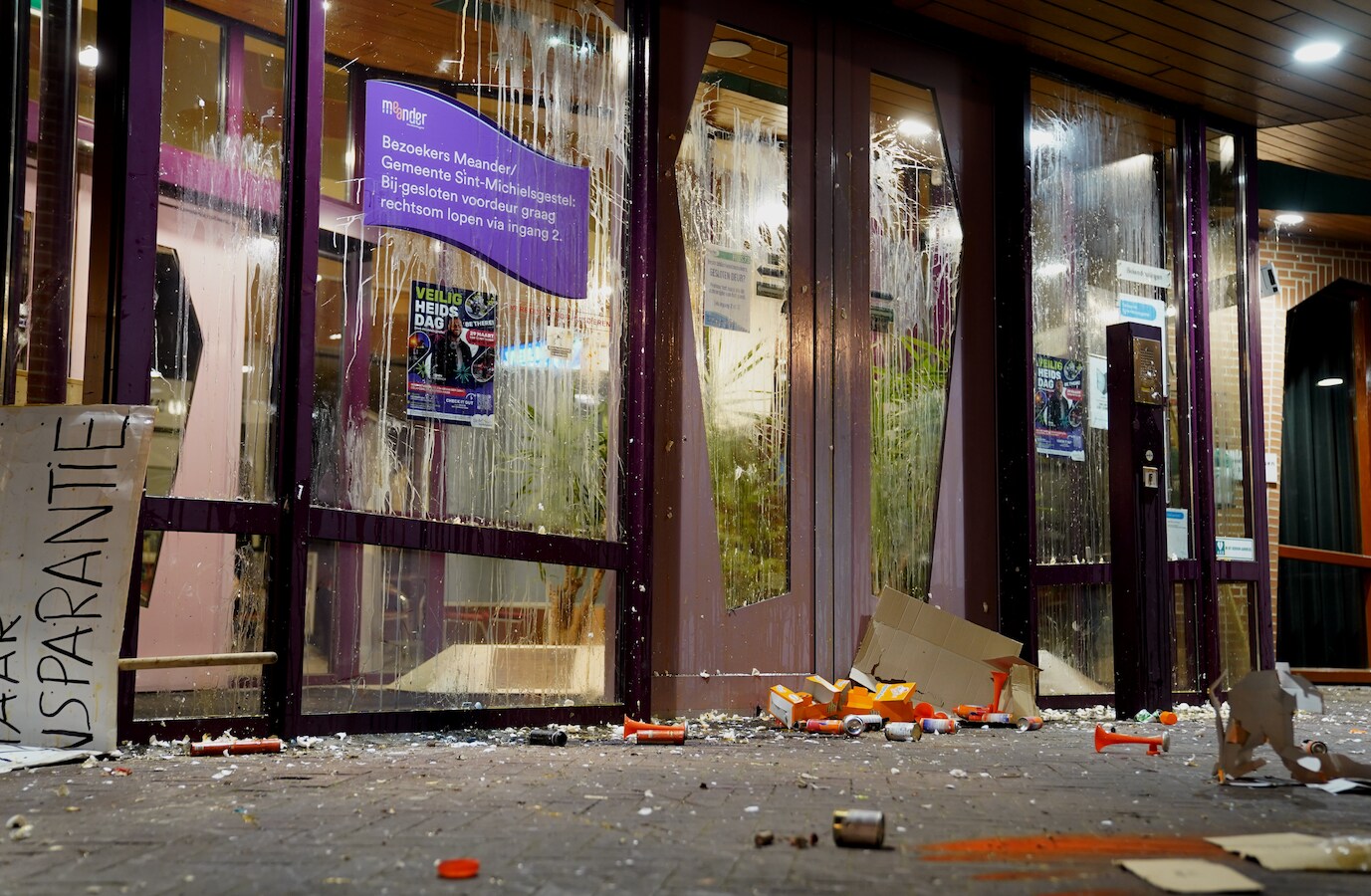 Gemeente stuurt factuur van 2780 euro na schade door azc-protest naar ...