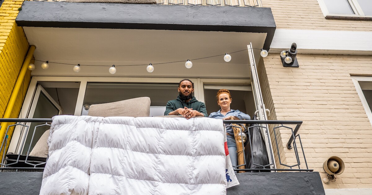 Rhodé sprong van dakterras, Renske rende door dikke zwarte rook naar ...
