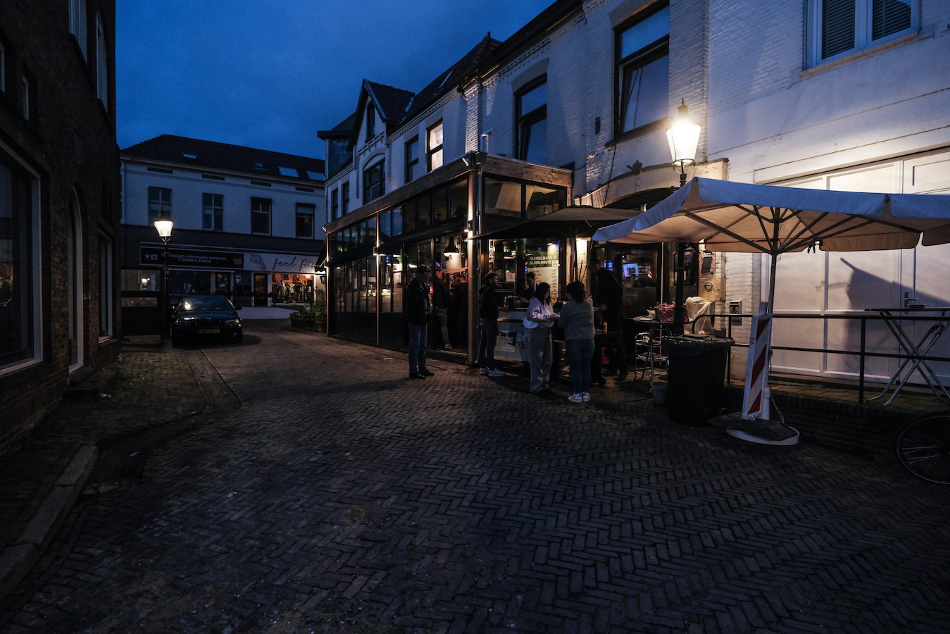 Dorpen in de ban van man met petje die zomaar in auto’s gaat zitten ...