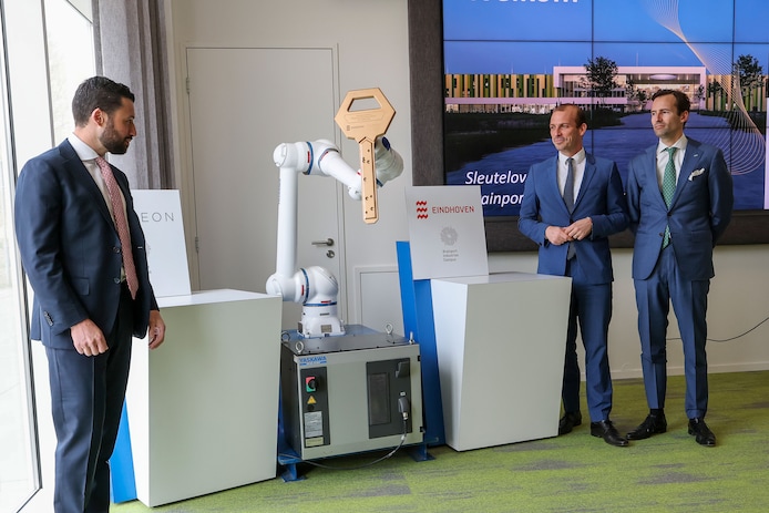 Robot overhandigt sleutel: Eindhoven officieel eigenaar van markante ...