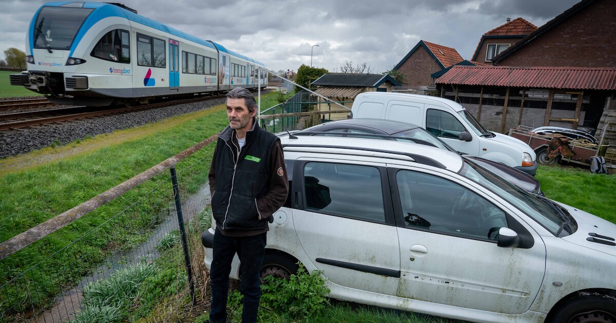 Het is vast verboden, maar als er file ontstaat duwt Bert de spoorbomen ...