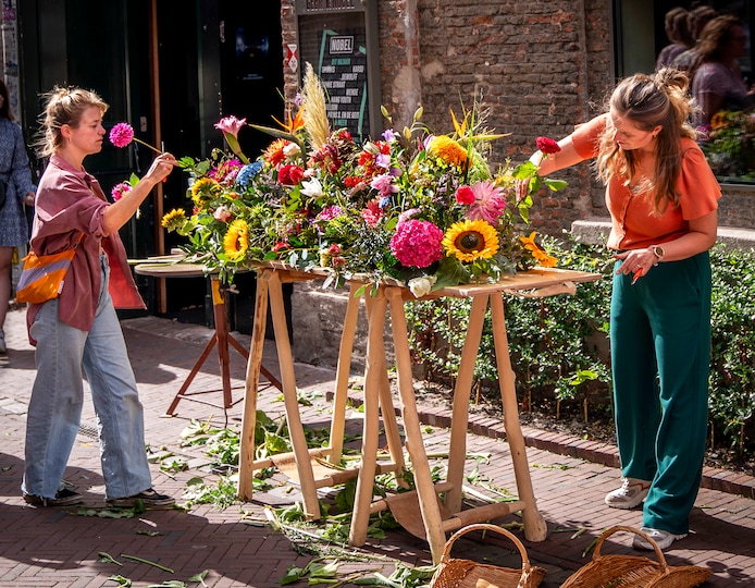 Rituelen met bloemen en planten maken afscheid van een dierbare ...