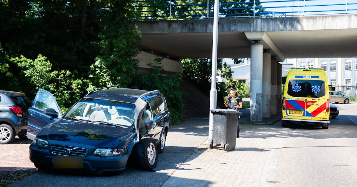Auto verliest wiel na botsing tegen lantarenpaal aan Koepoort in ...
