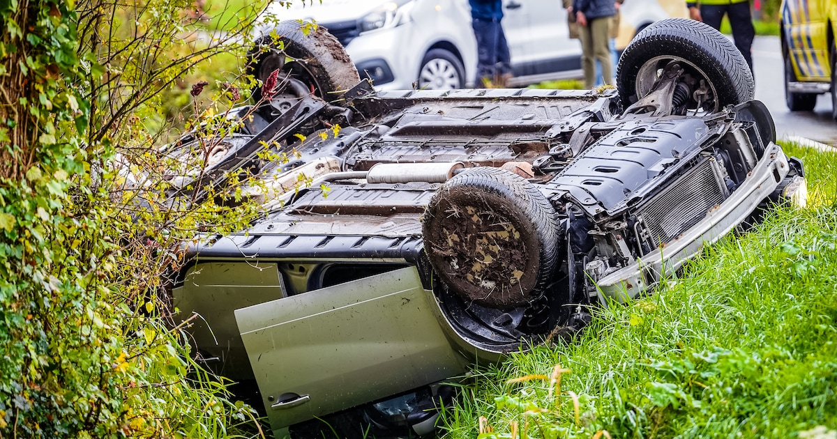 Weer raak op beruchte weg: automobilist eindigt ondersteboven in de ...