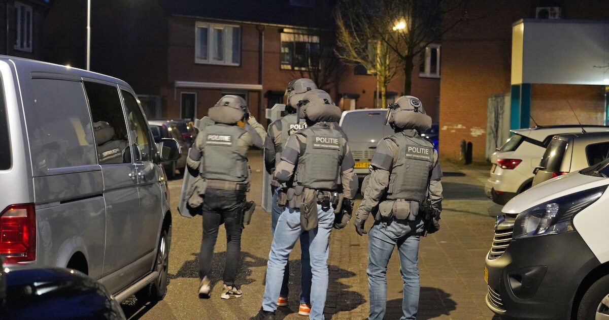Speciaal politieteam valt woning in Nijmegen binnen na dreiging met vuurwapen: meerdere wapens ...