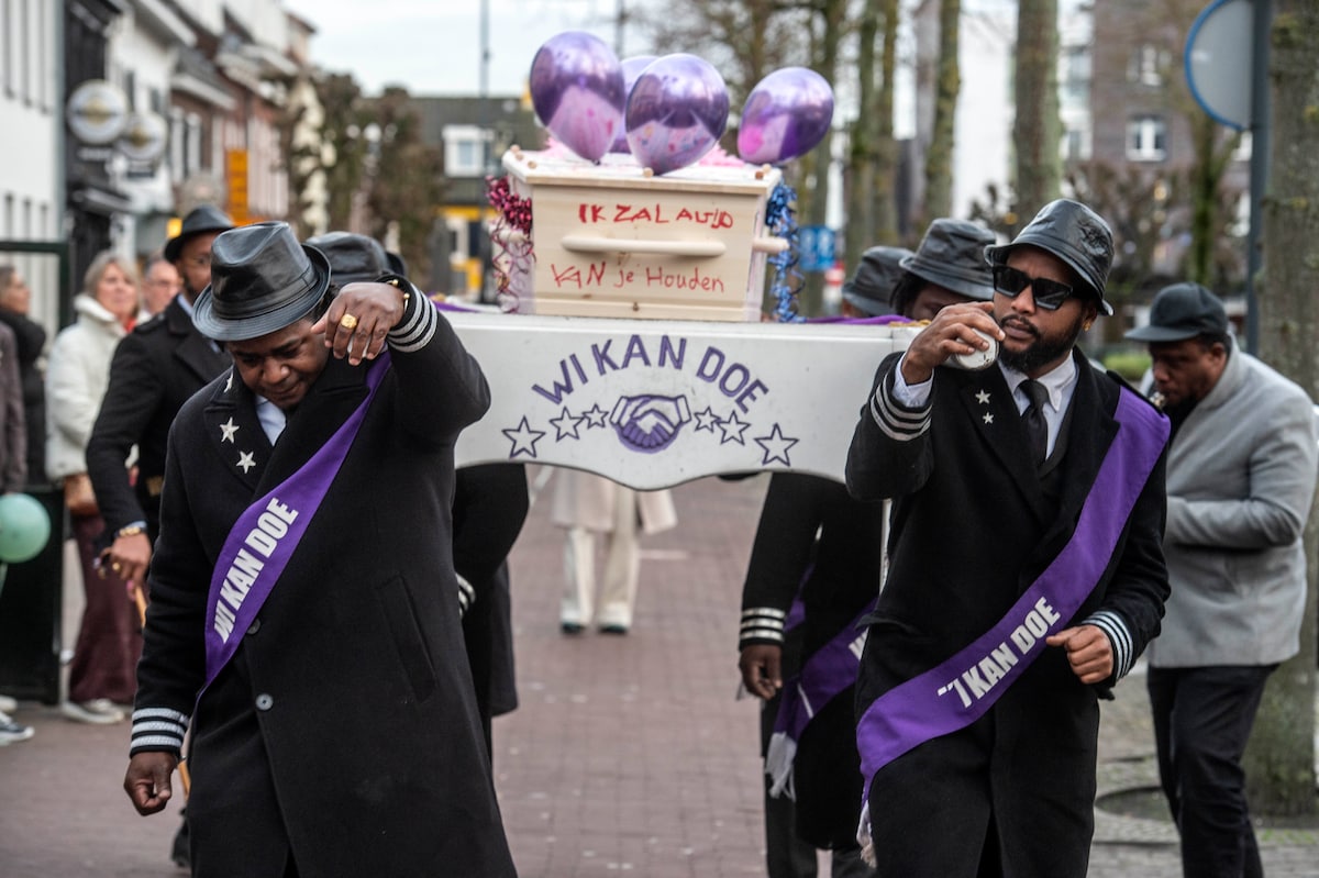 Surinaams uitvaartritueel voor Carmen (81): ‘Dansend naar de overkant ...