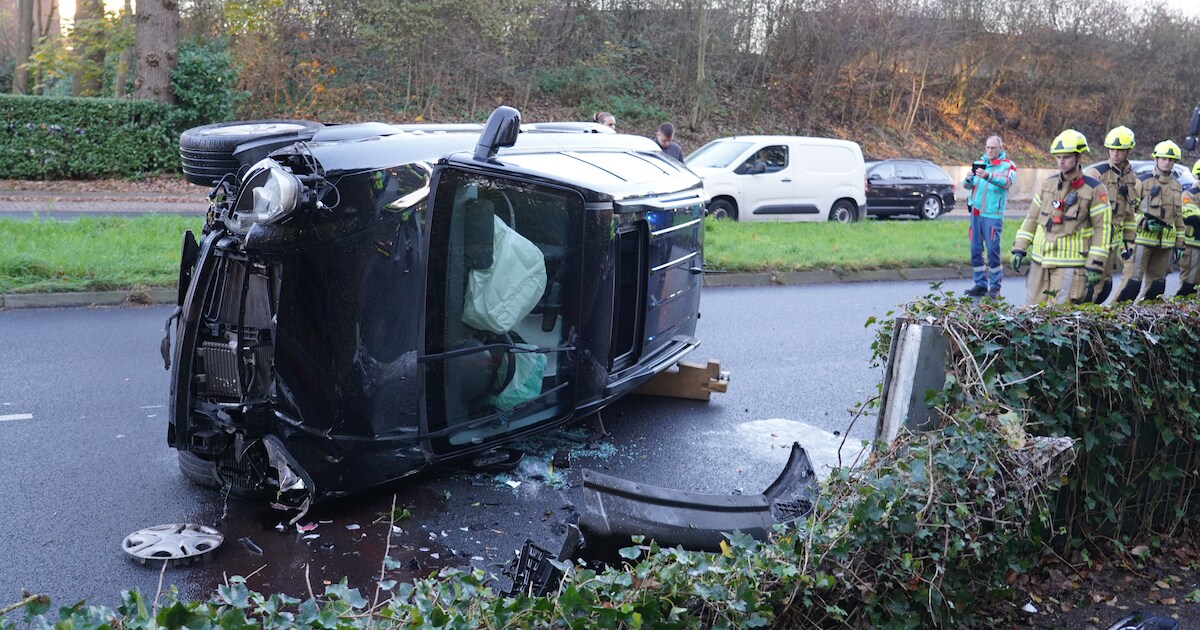 Auto gekanteld na ongeluk in Nijmegen | Regio | De Gelderlander.nl