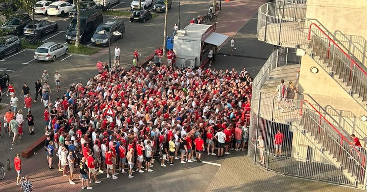 Woede bij fans van FC Twente die in brandende zon bijna uur moeten ...