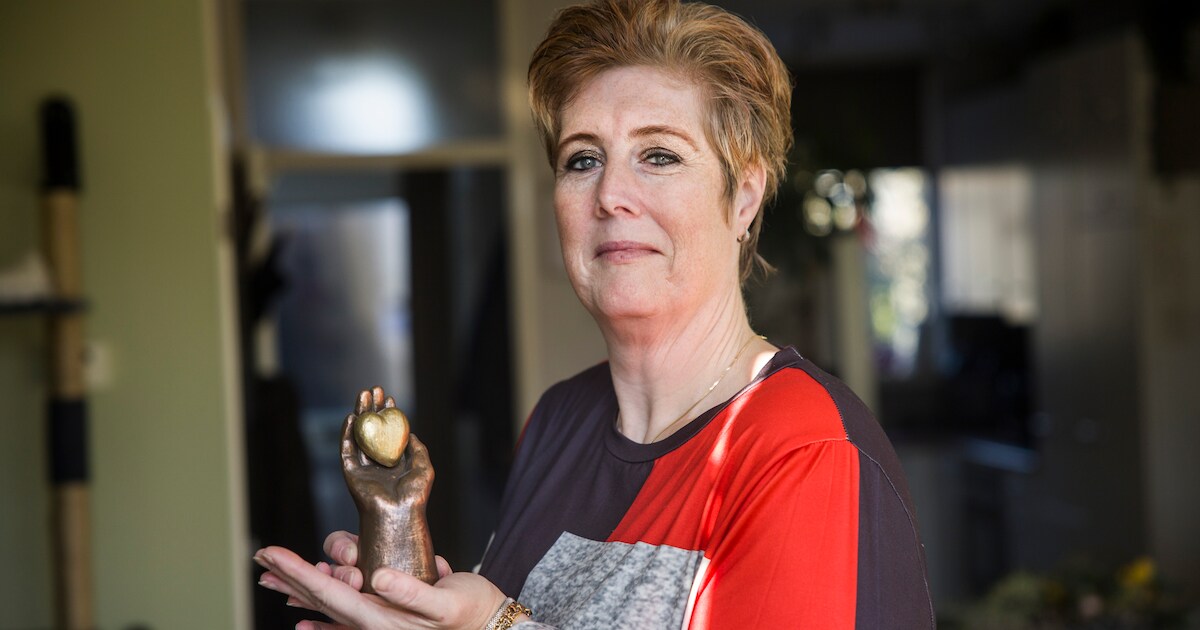 Als Helga’s man de nieuwe ‘woonaccessoire’ oppakt, zit er stof op z'n ...