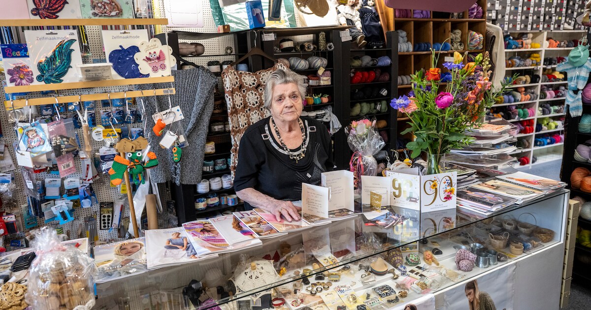 Diny staat op haar 90ste nog in blakende gezondheid in haar wolwinkel ...