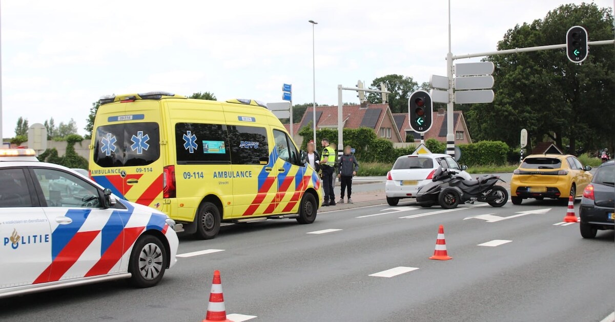 Bestuurder driewielige motor botst achterop stilstaande auto's aan de ...