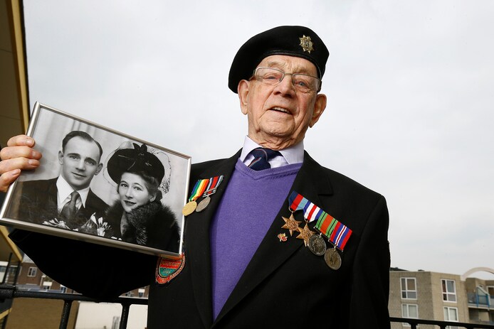 Laten we op zijn sterfdag denken aan onze eigen bevrijder | Columns ...