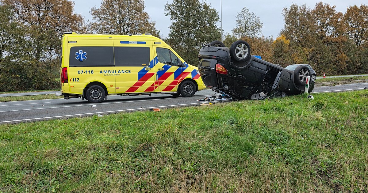 Bestuurder verliest macht over stuur: auto eindigt op de kop op busbaan ...