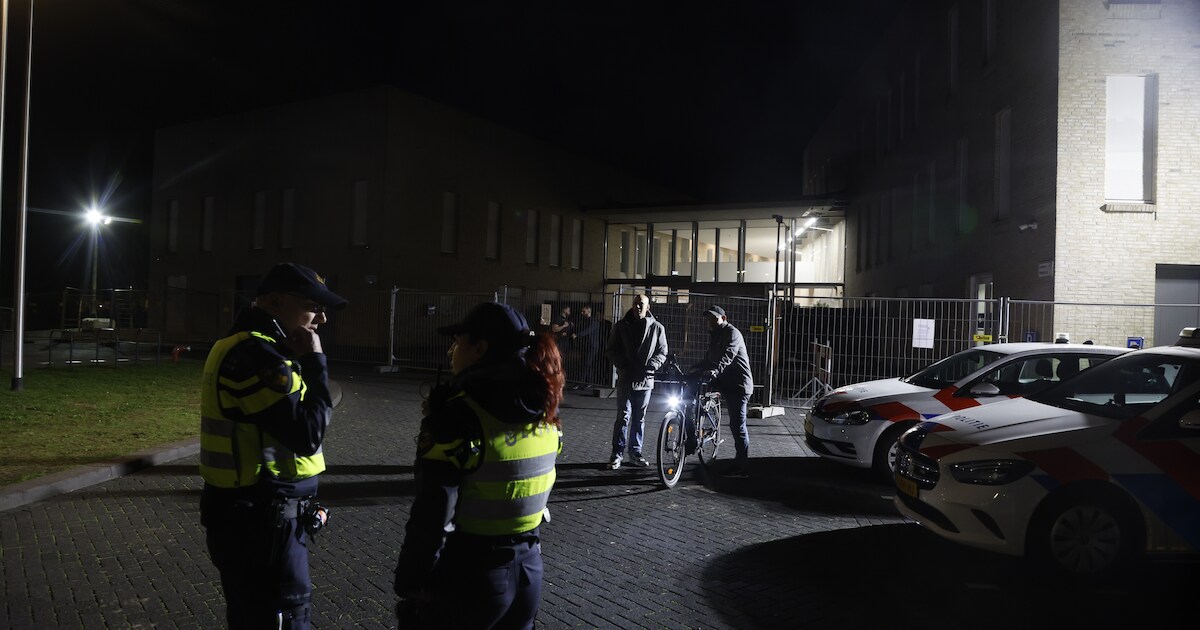 Politici verbolgen over maatregelen rond azc-vergadering: ‘Dieptepunt ...