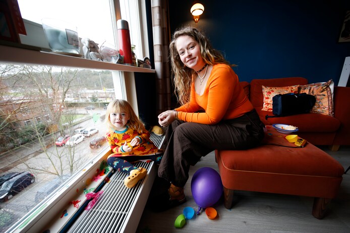 Voor baby Ella was geen plek in studentenhuis van Nienke (24): ‘Het liefst had ik haar constant ...