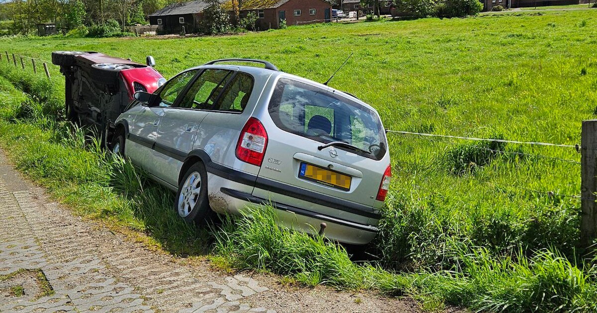 Auto's belanden in sloot na botsing: twee personen overgebracht naar ...