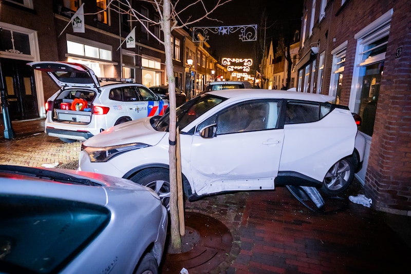 Wilde achtervolging in Doesburg: automobilist crasht tegen gevel ...