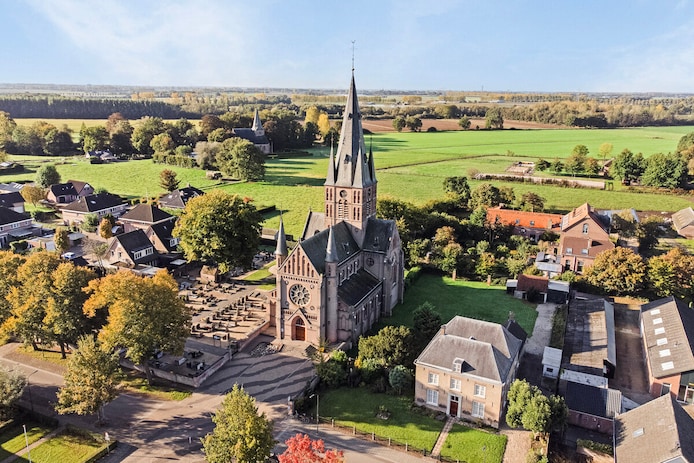 In dit dorp staat de kerk te koop; de prijs is afhankelijk van wie ...