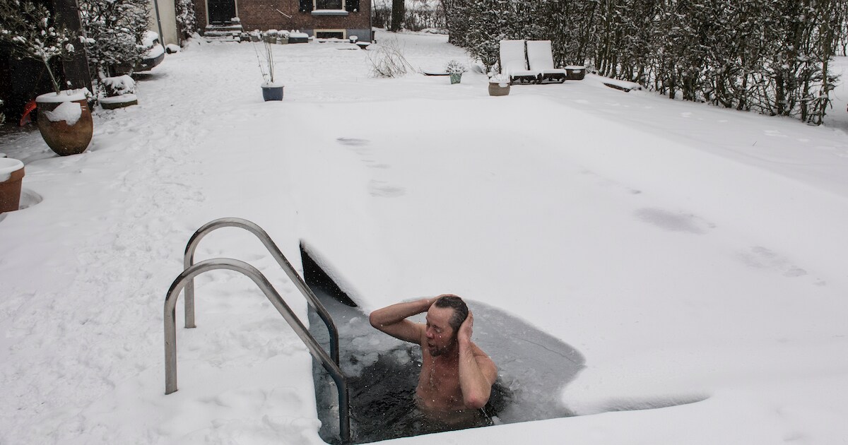 In zijn strijd tegen kanker neemt Steven buiten elke dag een bad, ook ...