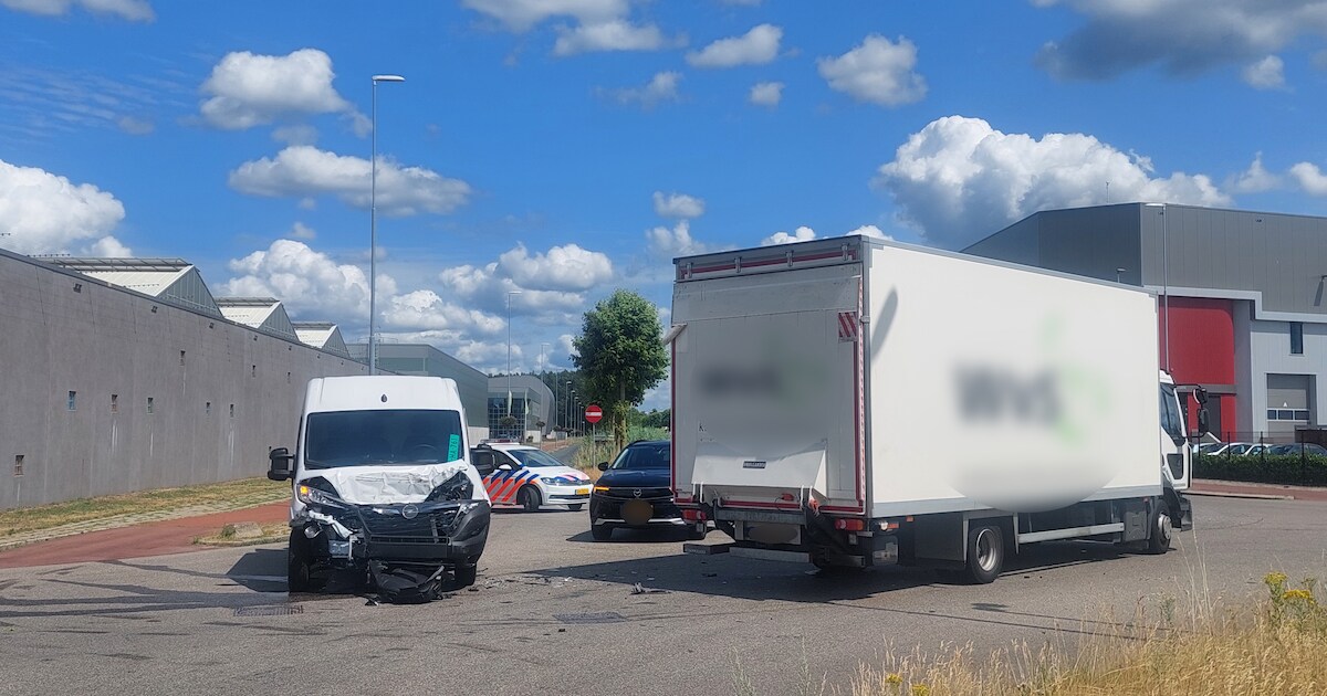 Botsing tussen vrachtwagen en bestelbus: man gewond | Ede | De Gelderlander.nl