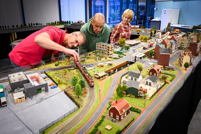 Trein en bus op schaal nagebouwd: modelspoorclub brengt ...