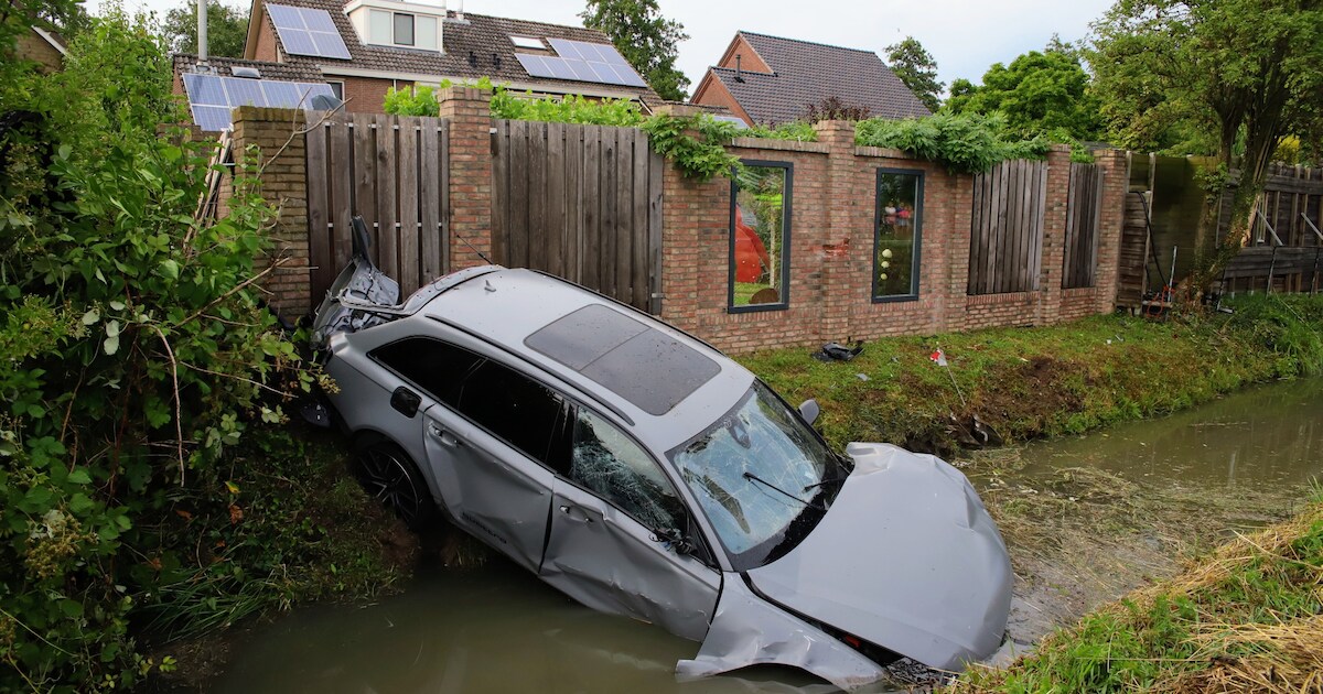 Automobilist raakt macht over stuur kwijt en rijdt de sloot in | West Maas en Waal | De ...