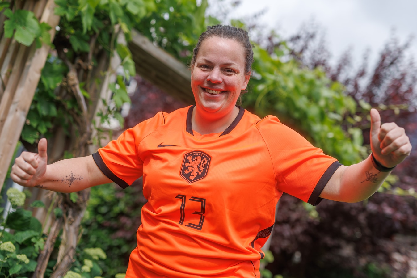 Vader Arjan (57) verrast zoon Tim met bijzonder cadeau voor zijn 21ste ...