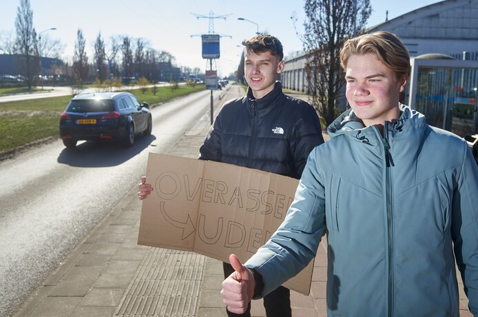 Het OV staakt, dus Daan en Ryan zoeken een lift | Brabant | gelderlander.nl