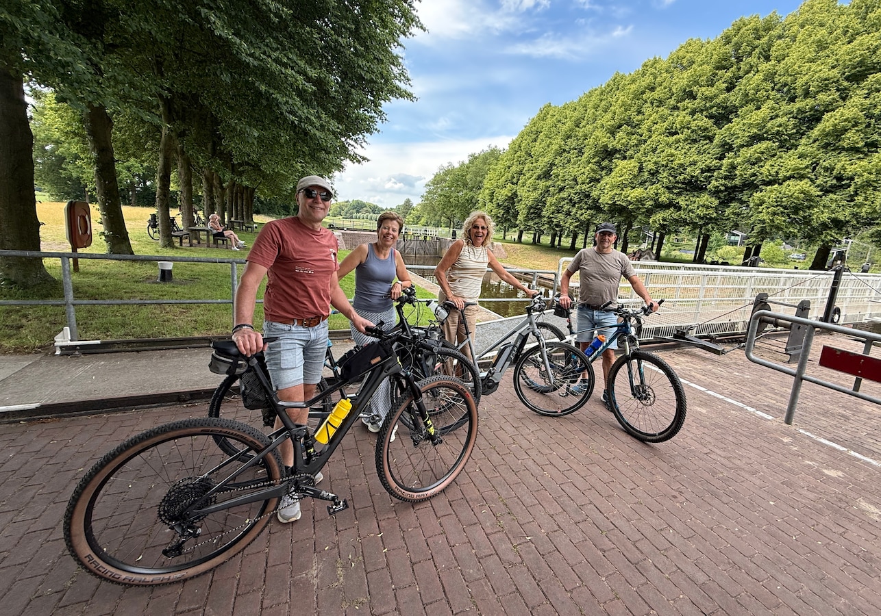We gaan weer fietsen met Truus: over drie pontjes, langs een ...